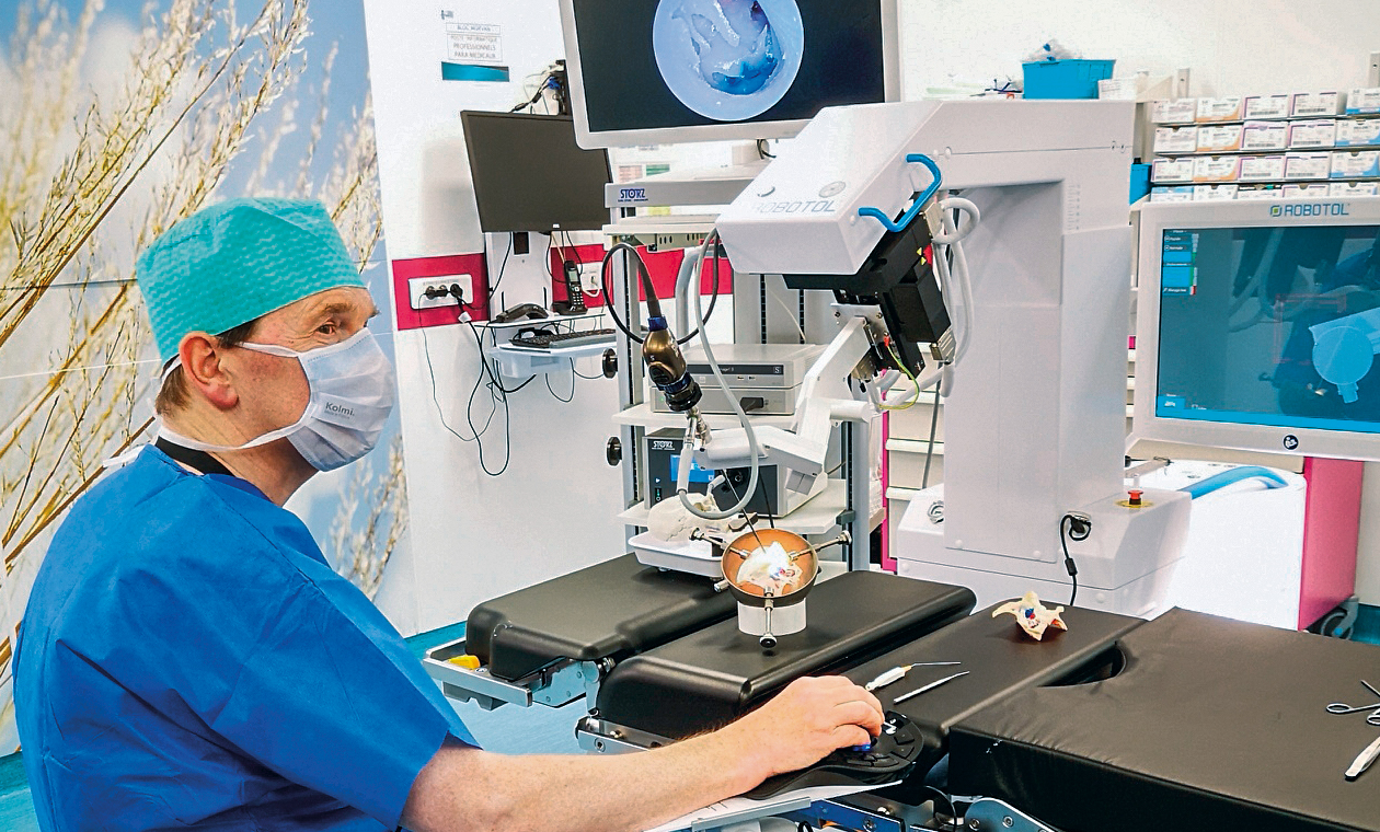 Robotol opère dans l’oreille | Espace des sciences